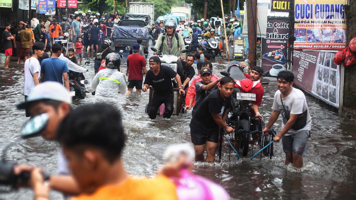 Diguyur Hujan Semalaman, Jalur Penghubung Tangerang-Jakarta Terendam Banjir - Foto Liputan6.com