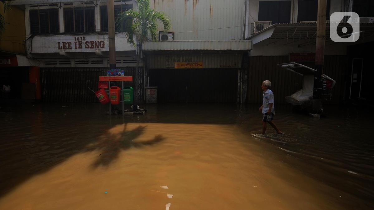 FOTO: Masih Tergenang Banjir, Kawasan Pertokoan Pasar Baru Sepi - Foto ...