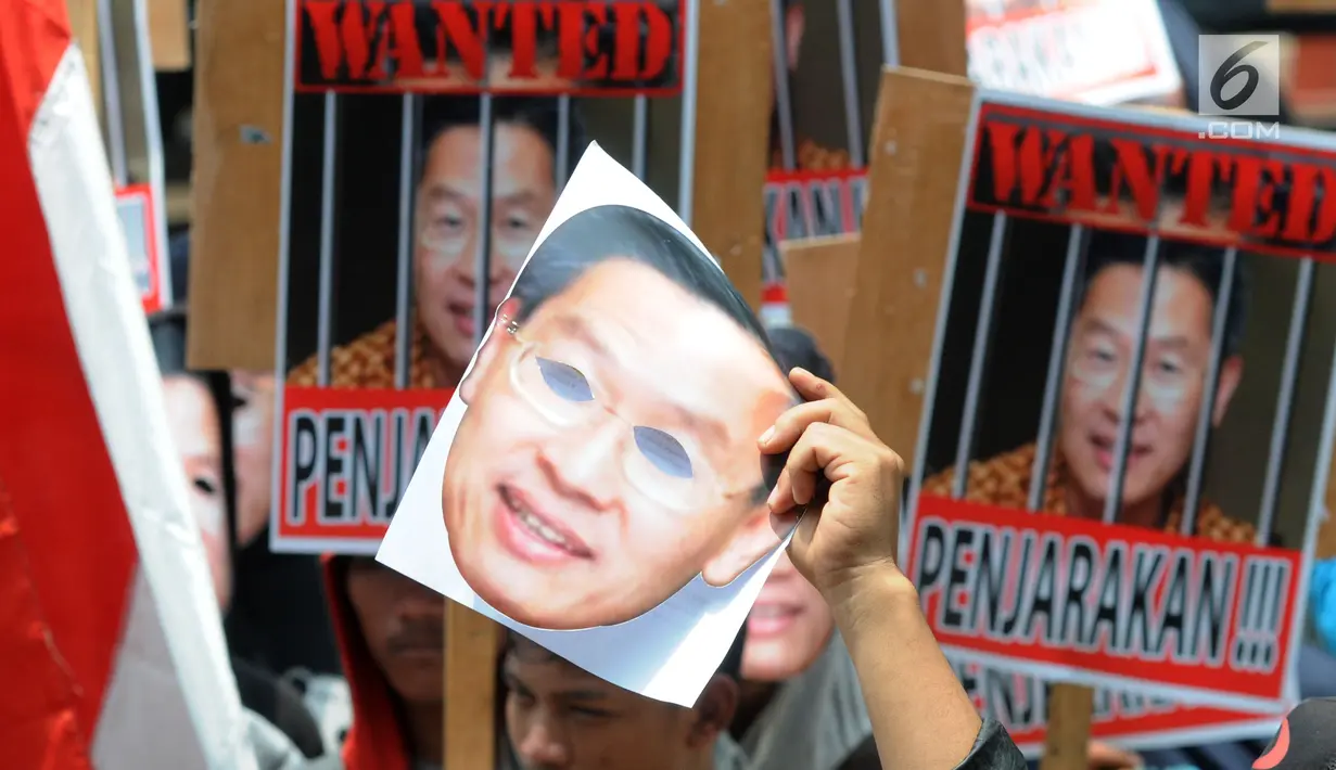 FOTO: Aksi Massa Bertopeng James Riady di Depan Gedung KPK - Foto ...