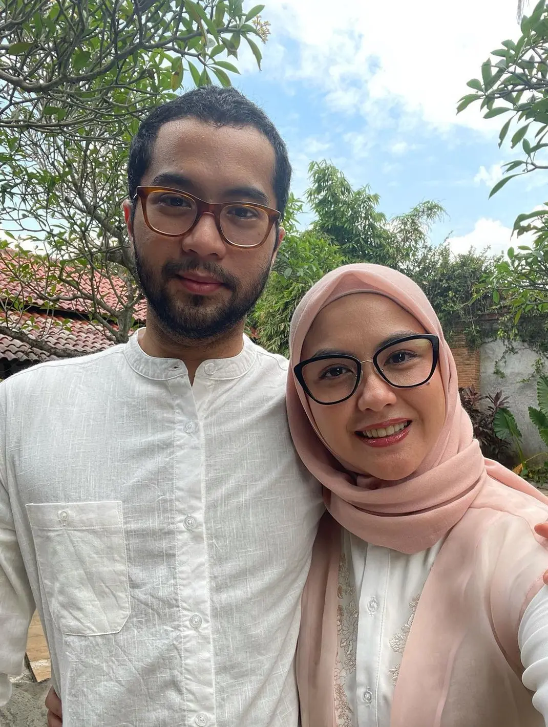 11 Artis Cantik Ini Punya Suami Lebih Muda