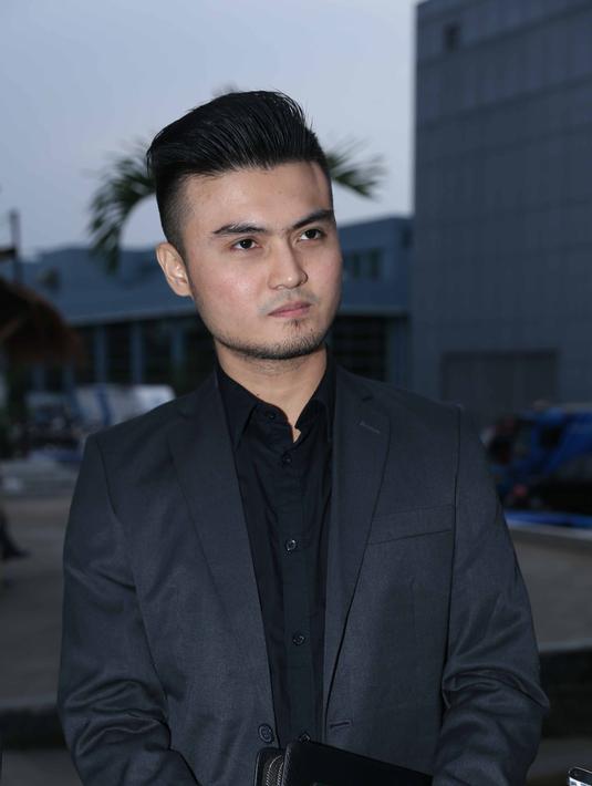 Artis Gilbert Marciano Alih Profesi Jadi Pengacara - Photo Fimela.com
