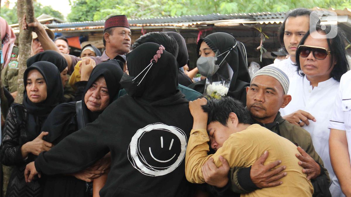 Potret Suasana Pemakaman Pak Ogah, Diwarnai Isak Tangis - Photo Fimela.com