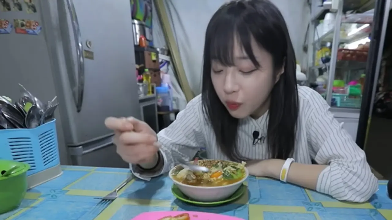 YouTuber Korea Tzuyang Mukbang Makanan Indonesia di Warung Dekat Rel ...