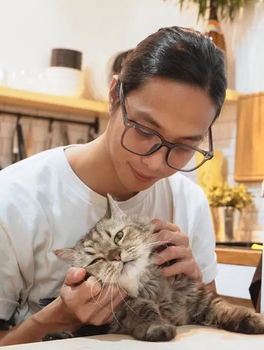 Momen Kebersamaan Dikta dan Jimbon Kucing Gembul Kesayangannya, Gemes ...