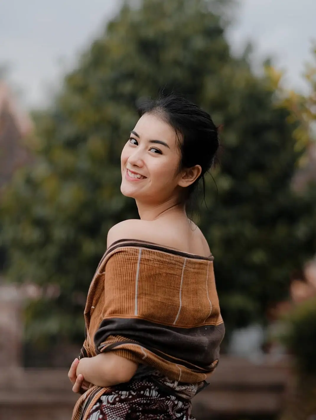 FOTO: Gaya Ina Marika dan Rezca Syam dalam Busana Adat Jawa yang ...