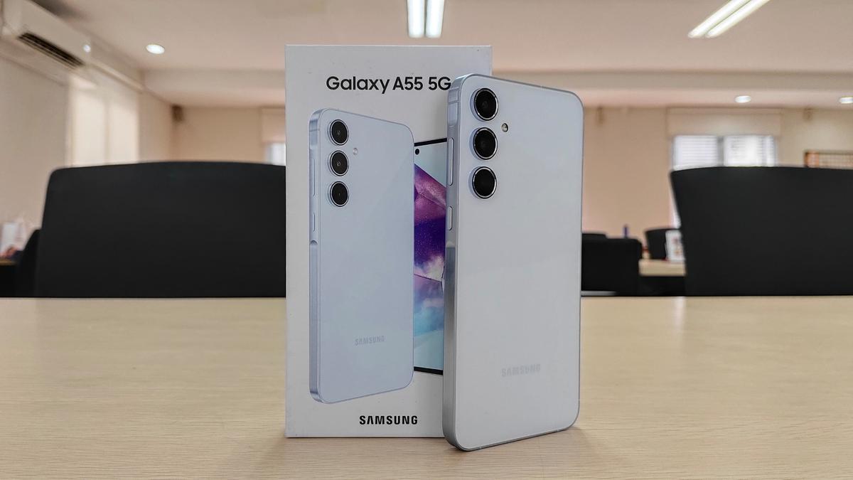 Le Samsung Galaxy A55 5G pratique présente un design similaire au S24 ...