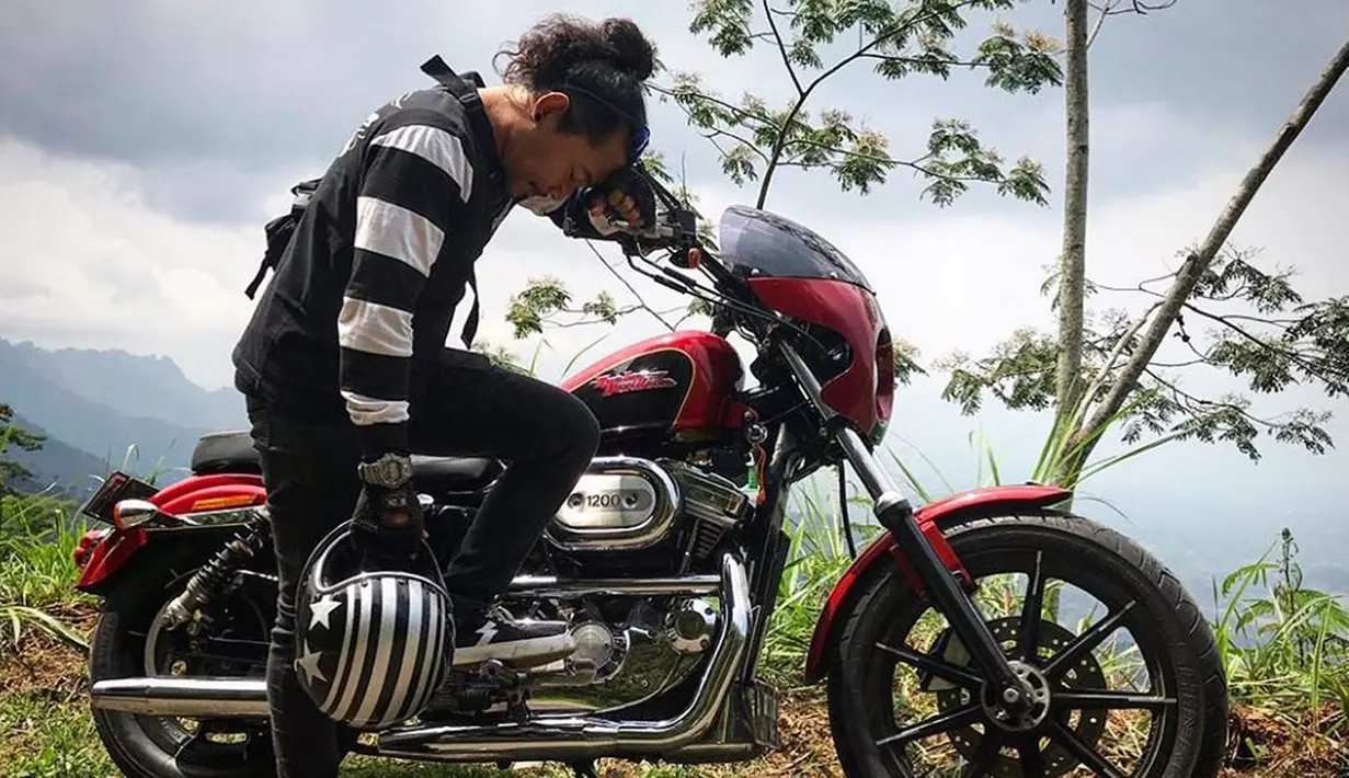 FOTO: Gaya Macho Cella Kotak Saat Naik Motor, Modis Banget - Foto ...