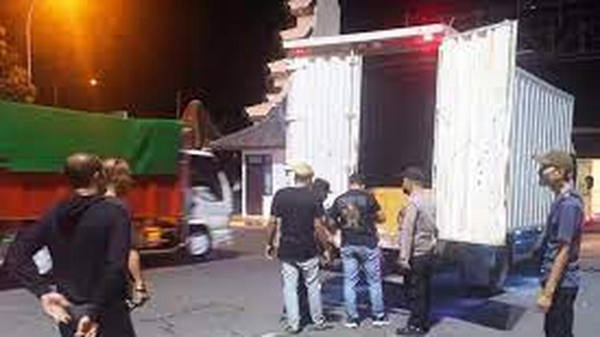 Polisi Pelabuhan Ketapang Sita Ribuan Botol Miras dari Bali, Dikemas ...