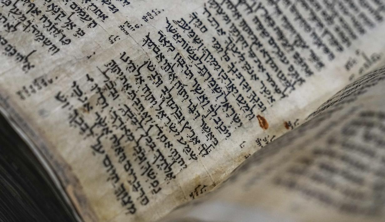 Rupa Alkitab Ibrani Berusia 1.100 Tahun yang Bakal Dilelang Sotheby ...