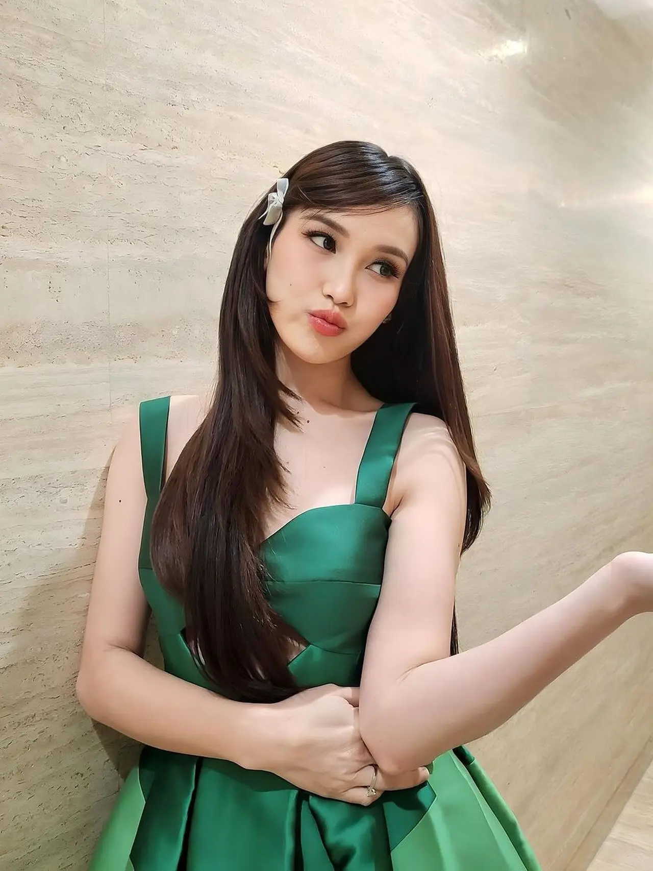 10 Potret Ayu Ting Ting dengan Dress Hijau, Cantiknya Kakaknya Bilqis