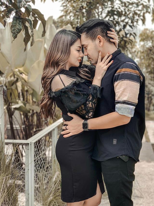 6 Gaya Pemotretan Post Wedding Jenita Janet dan Danu Sofwan, Curi Perhatian - Hot Liputan6.com