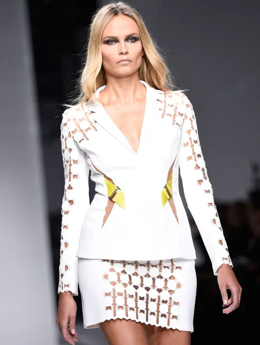 Gaya Model-model Seksi Dunia di Fashion Show Versace - Foto Liputan6.com
