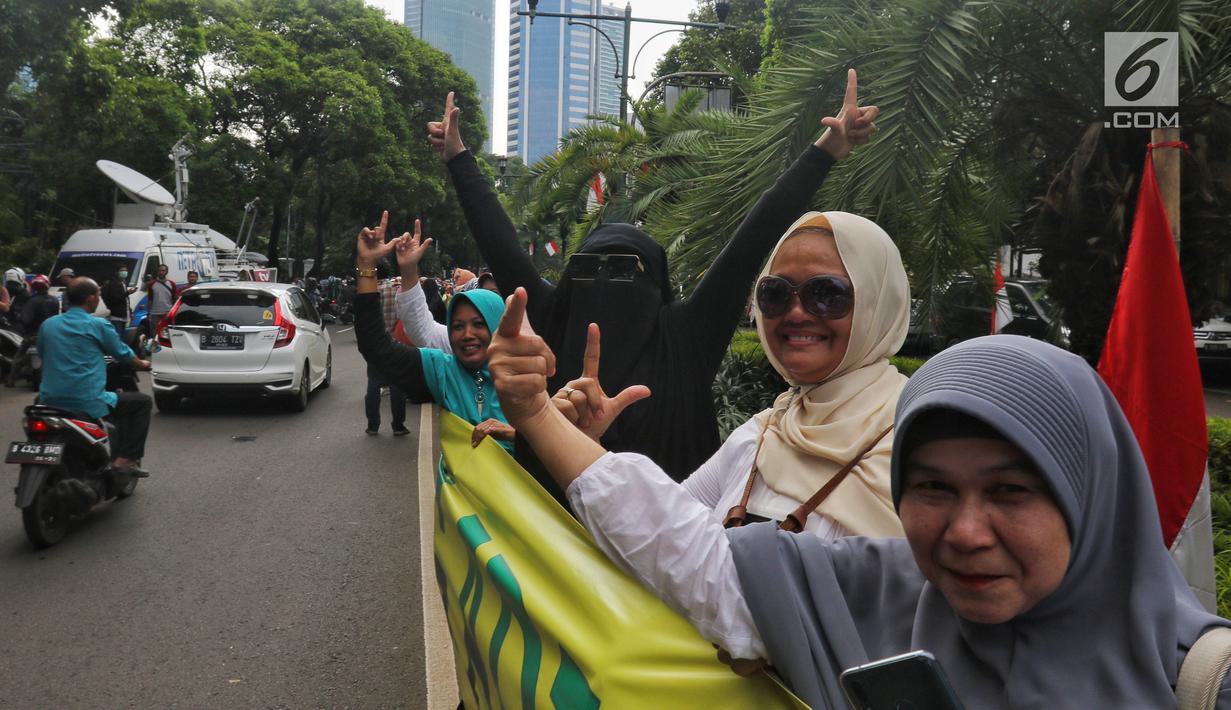 FOTO: Aksi Pendukung 02 Bentangkan Spanduk 1 Kilometer di Depan KPU - Foto Liputan6.com