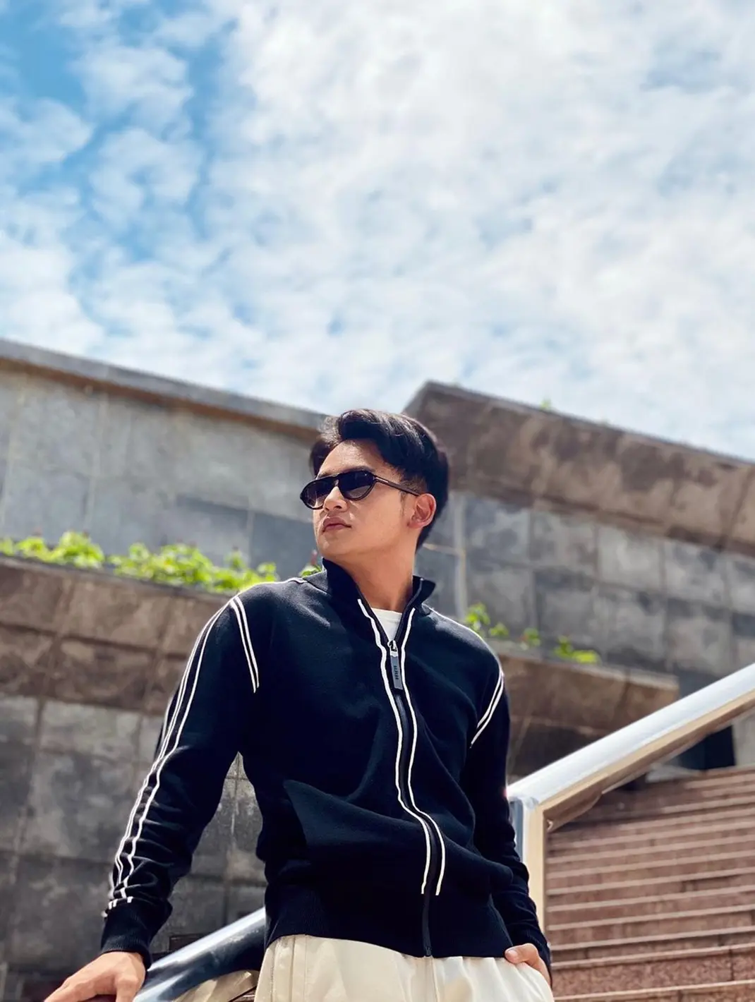 FOTO: Gaya Randy Martin saat Pakai Kacamata, Tampil Trendi - Foto ...
