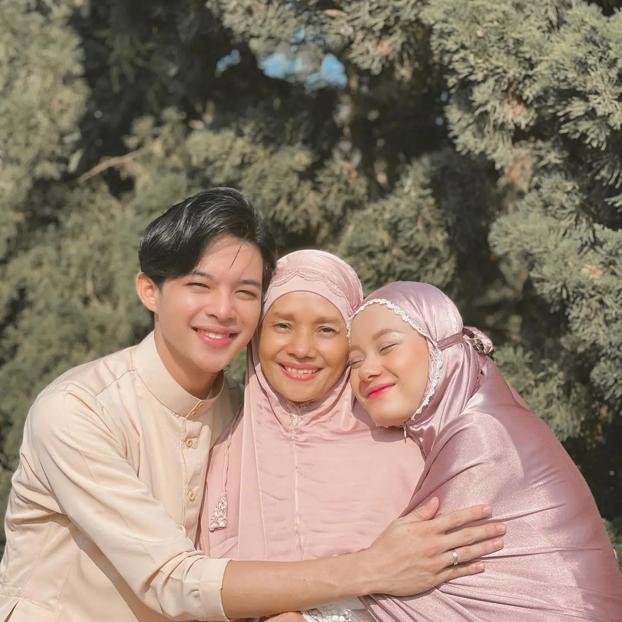 Potret Kedekatan 6 Aktor Tanah Air Bareng Ibu Mertua, Penuh Kehangatan - Hot Liputan6.com