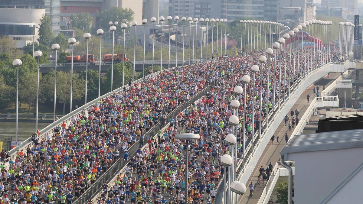 FOTO: Lari Maraton, Lautan Manusia Penuhi Jembatan di Wina - Foto ...