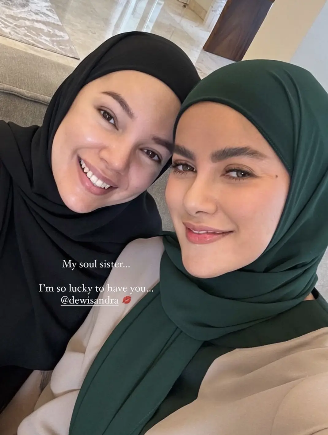 6 Potret Tampilan Santun Bikin Adem Dewi Sandra dan Olla Ramlan saat Bertemu - Photo Fimela.com