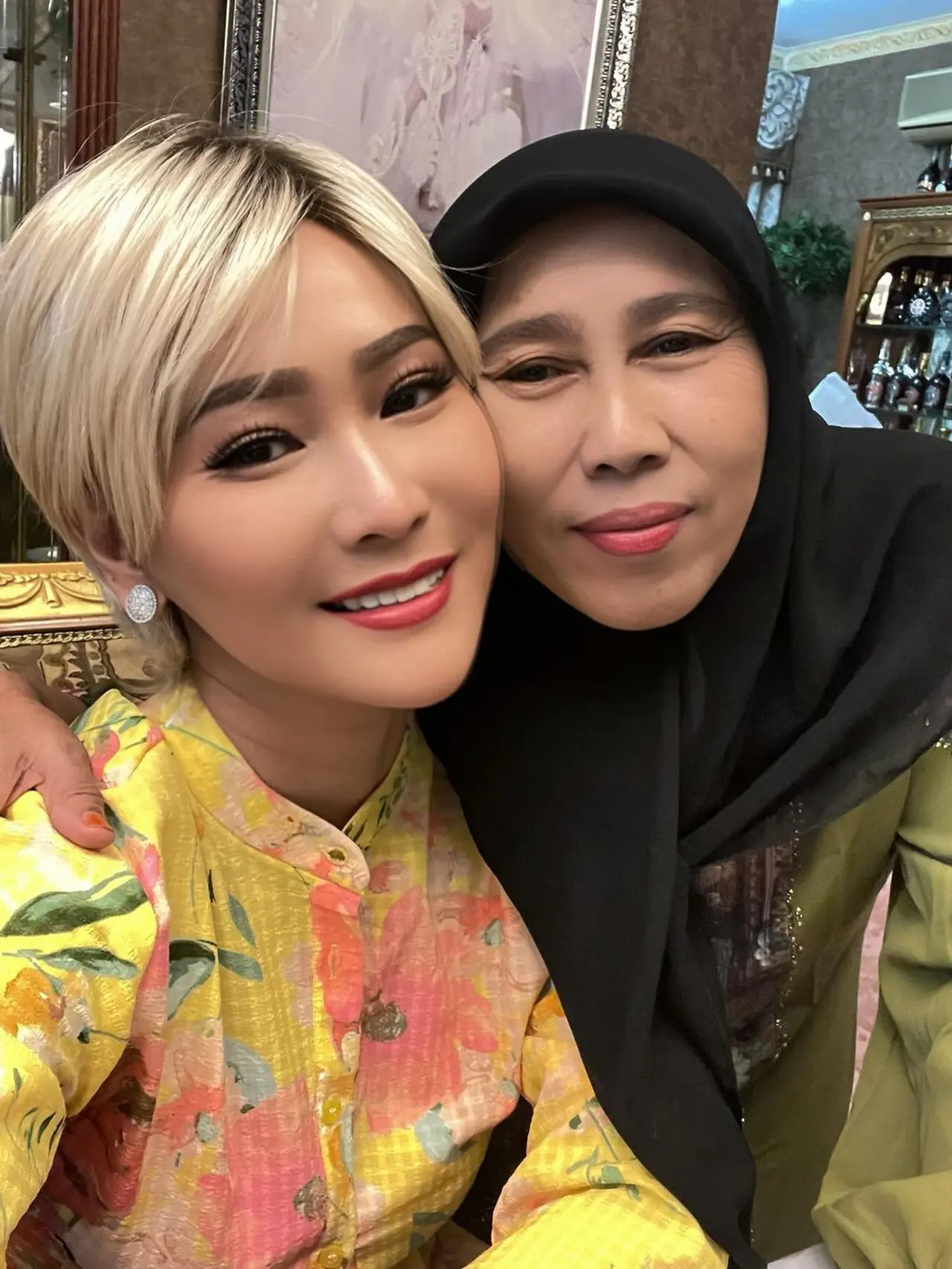 6 Potret Inul Daratista Bareng Ibunda, Sebut Ibu Adalah Pemilik Doa dan Pelukan Terbaik di Dunia ...