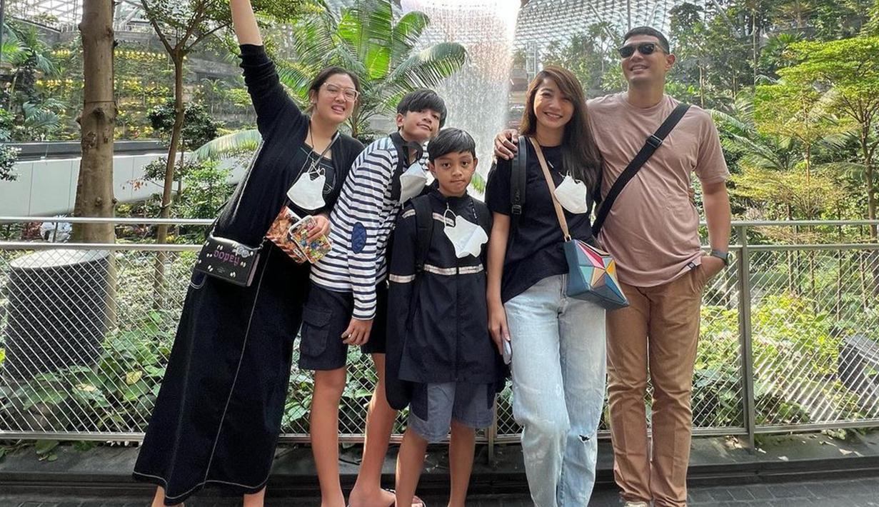 Keseruan Keluarga Hesti Purwadinata dan Edo Borne Liburan di Singapura ...