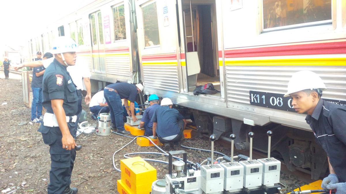 KRL Anjlok di Manggarai-Sudirman Masih Dievakuasi - News Liputan6.com
