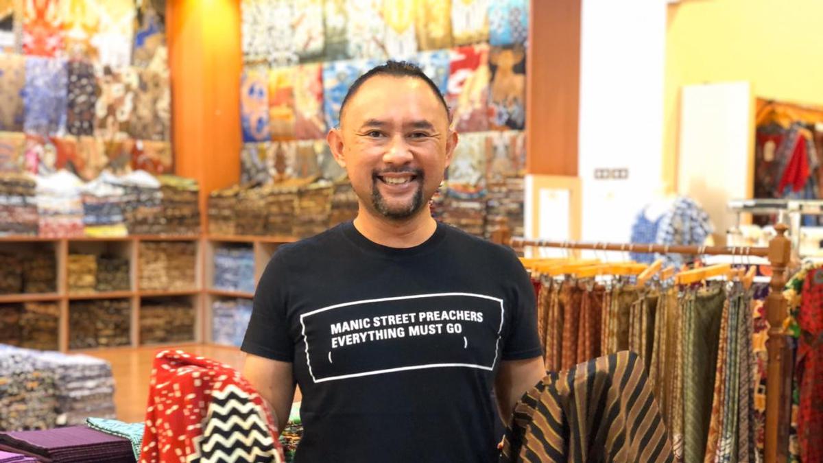 Mulai Berbisnis, Ronal Surapradja Modernisasi Kain Motif Nusantara