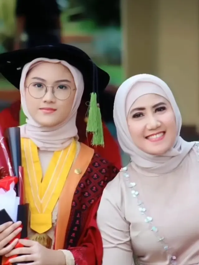 6 Potret Sherin Anasya Putri Ine Sinthya Wisuda Sarjana Kedokteran ...