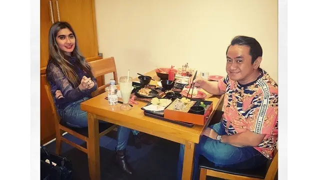 Terpaut 15 Tahun, Ini 6 Potret Mesra Revi Mariska dan Suami - Hot ...