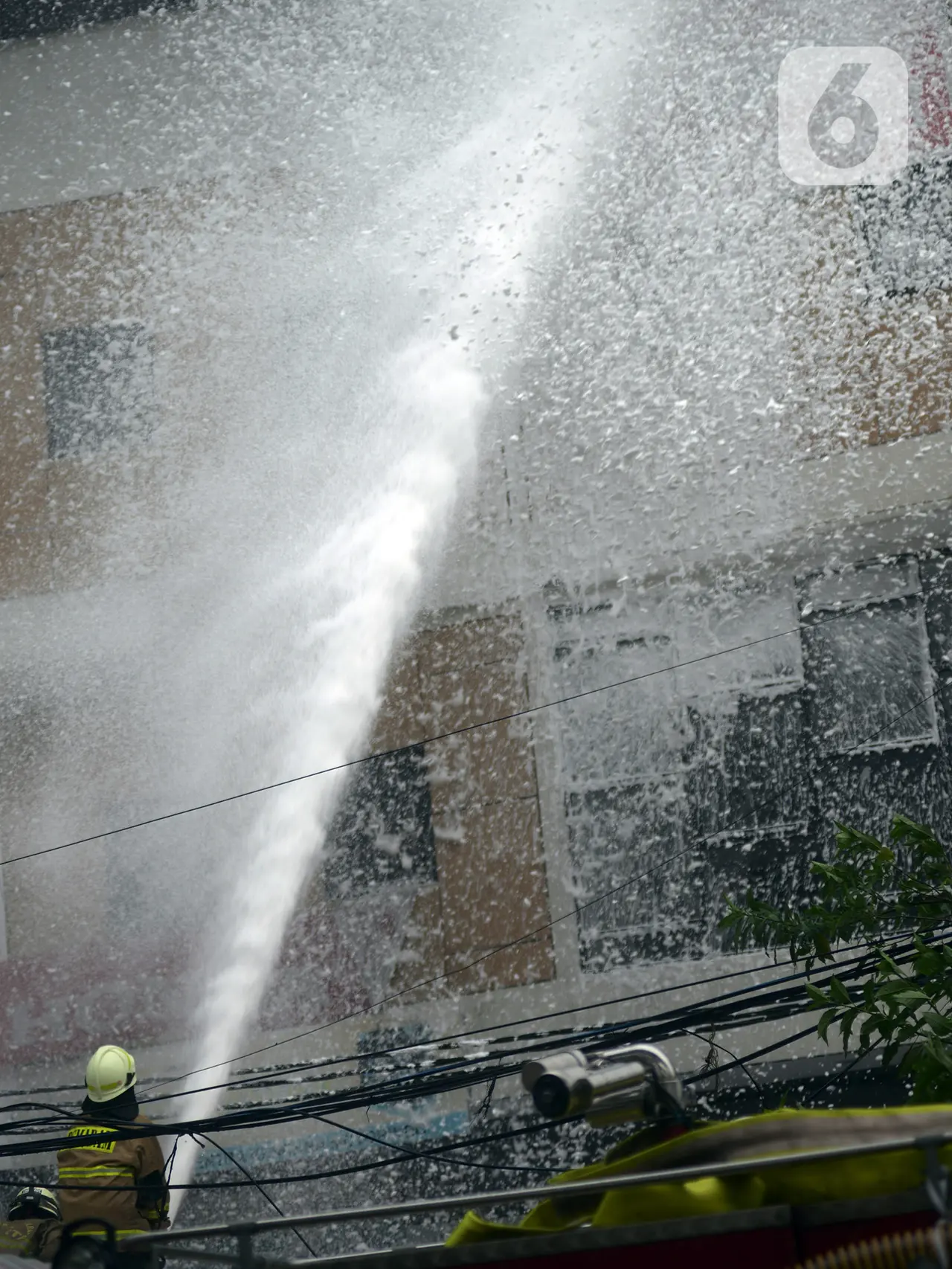 Gudang Beras di Cipinang Jaktim Kebakaran, 21 Unit Mobil Damkar Diterjunkan - News Liputan6.com