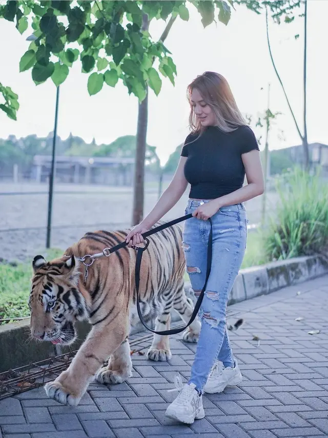 10 Potret Terbaru Berlliana Lovell Kini Mualaf, Gaya Pakai Hijab Bikin Pangling - Hot Liputan6.com