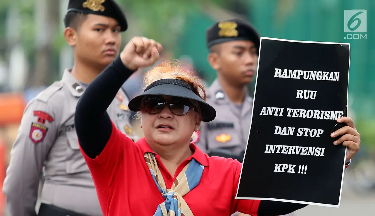 Aksi Massa Tuntut Bubarkan DPR - Foto Liputan6.com