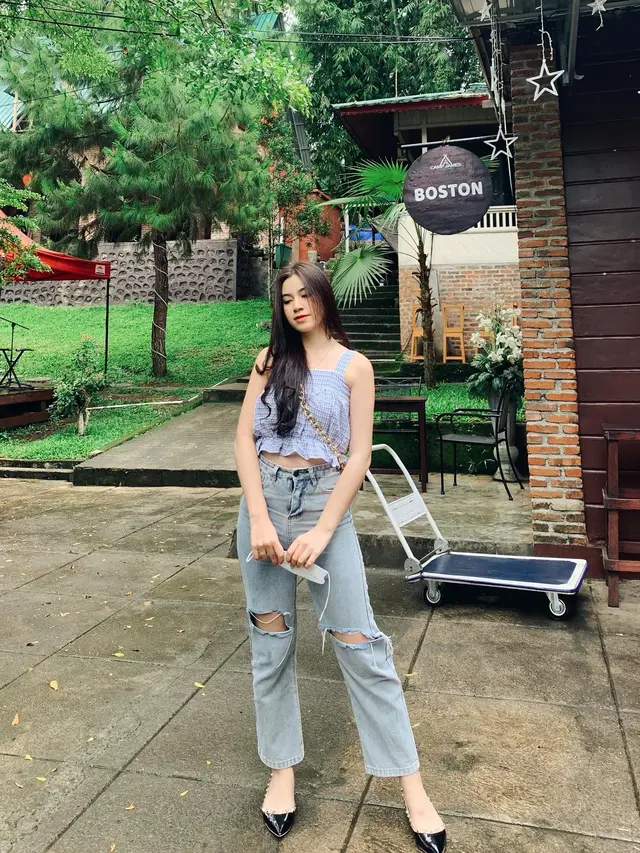 8 Potret Rinoa Aurora Senduk Tampil dengan Gaya Kasual Ini Curi ...