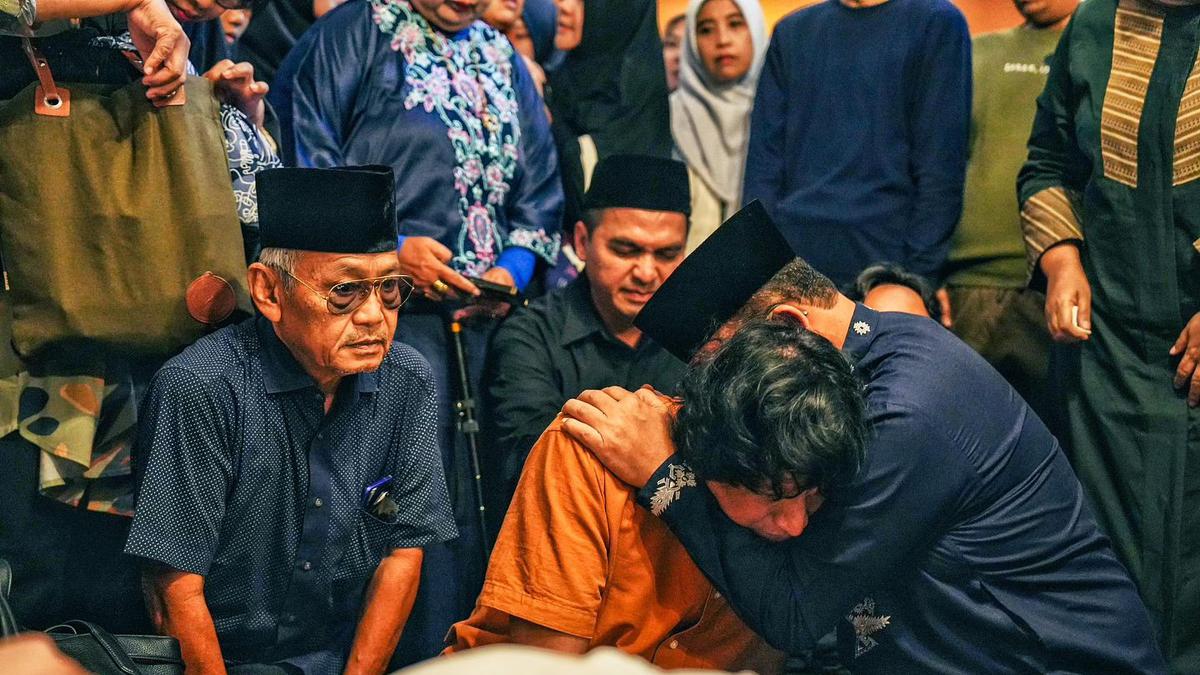 6 Potret Anies Baswedan Melayat Marissa Haque di Rumah Duka, Ikang ...