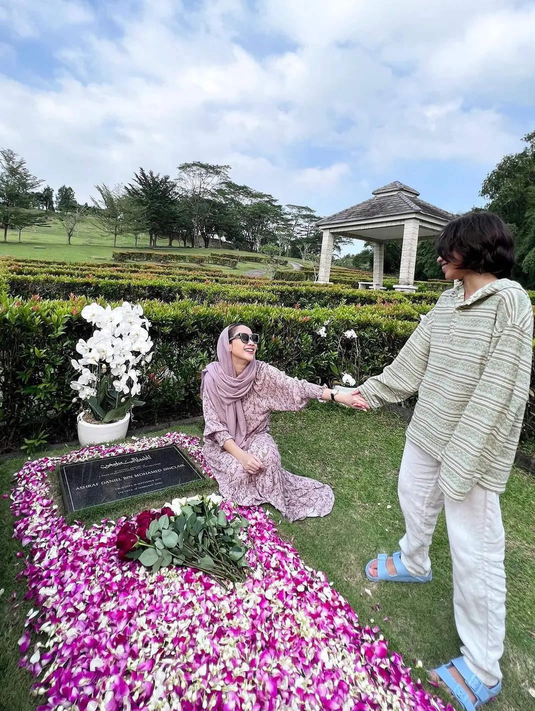 8 Potret Bunga Citra Lestari dan Noah Nyekar ke Makam Ashraf - Photo ...