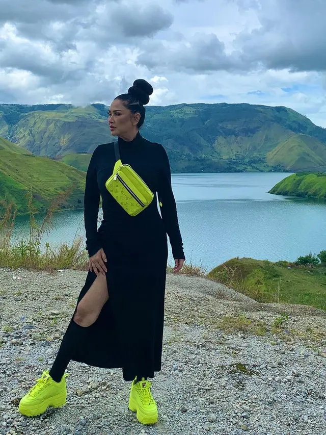 Dipuji Makin Langsing, Ini 6 Potret Terbaru Titi DJ di Usia 55 Tahun - Hot Liputan6.com