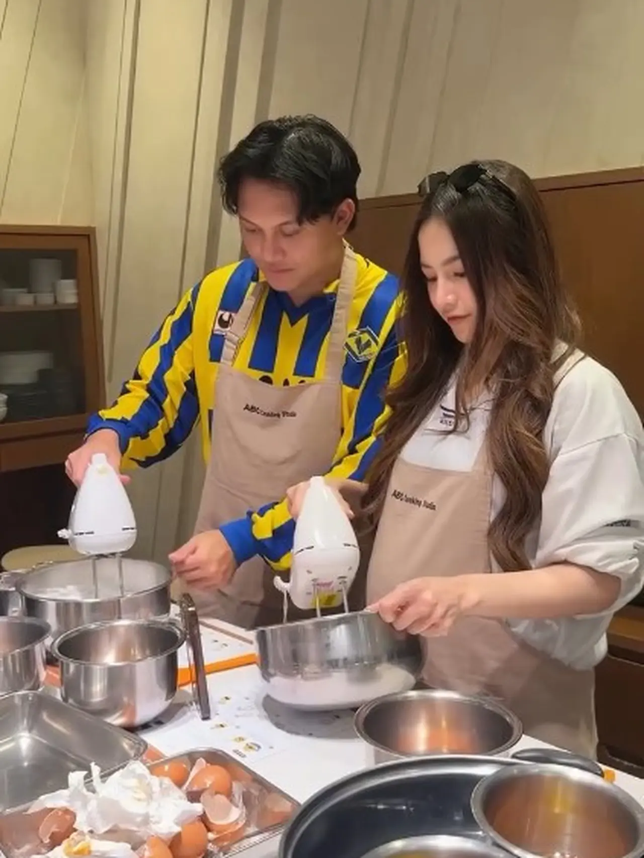 8 Potret Mahalini dan Aaliyah Massaid Ikut Kelas Masak, Persiapan Jadi ...