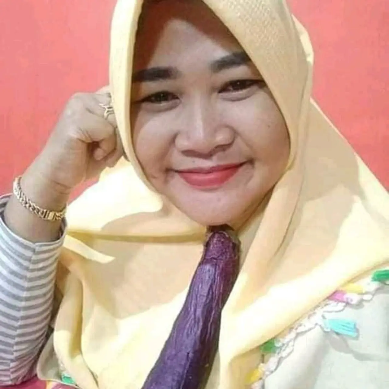 6 Potret Emak-Emak Pakai Bros Jilbab Bikin Geleng Kepala, Penampilannya Kocak - Hot Liputan6.com