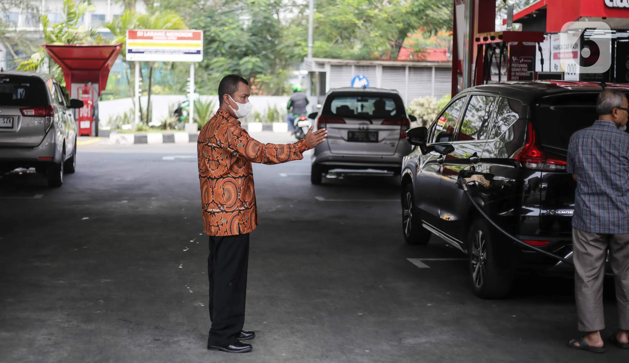 Peringati Hari Batik Nasional, Petugas SPBU ini Tampil Beda - Foto ...
