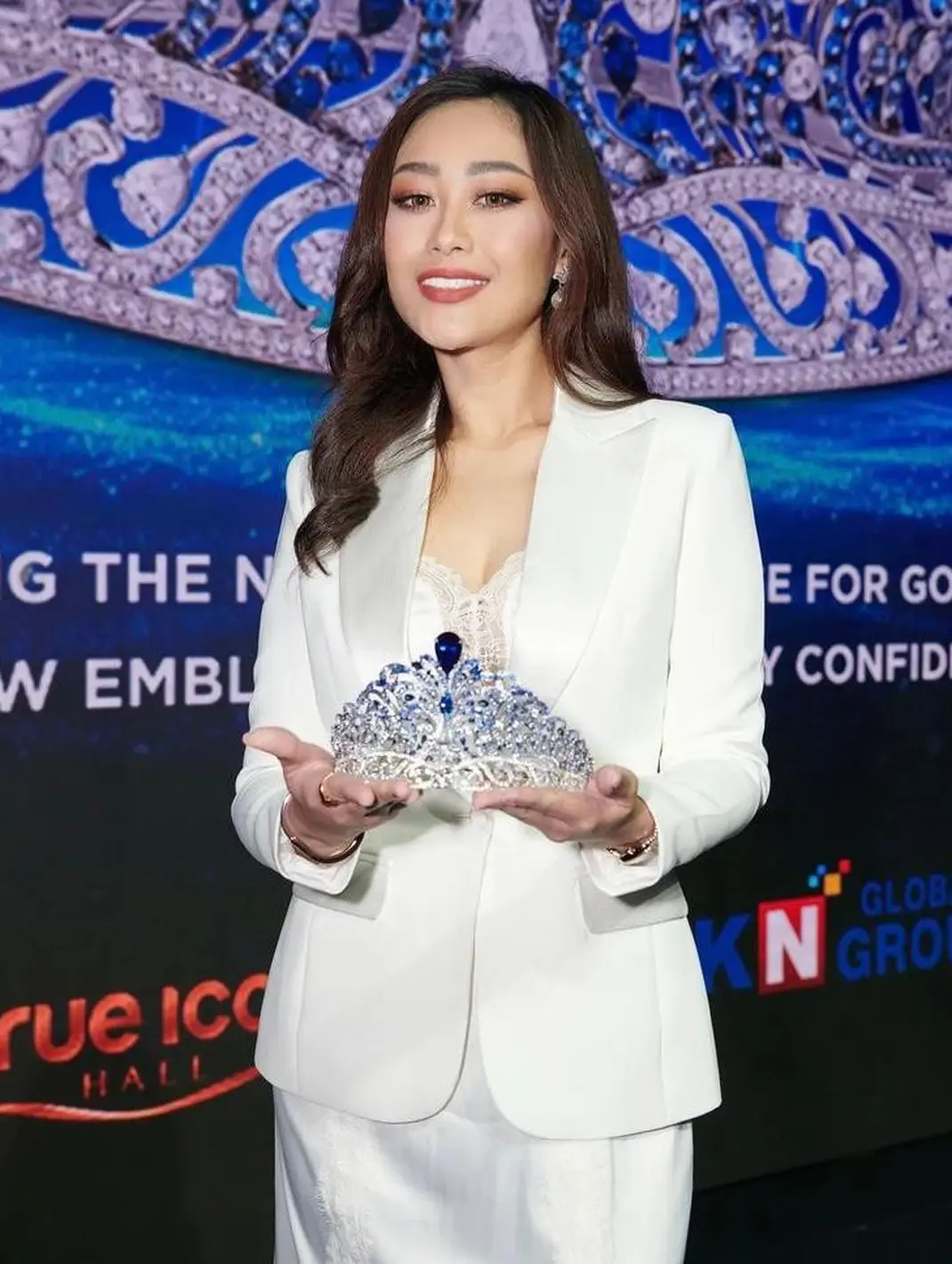 8 Gaya Glamor Poppy Capella Pedangdut yang Kini Pegang Lisensi Miss ...