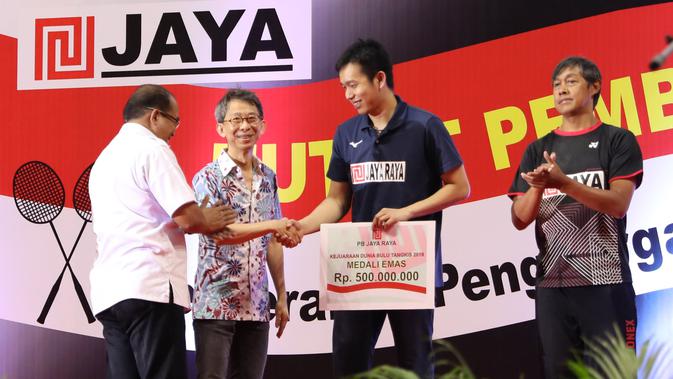 Kampiun Kejuaraan Dunia Bulu Tangkis 2019, Hendra Setiawan Diguyur ...