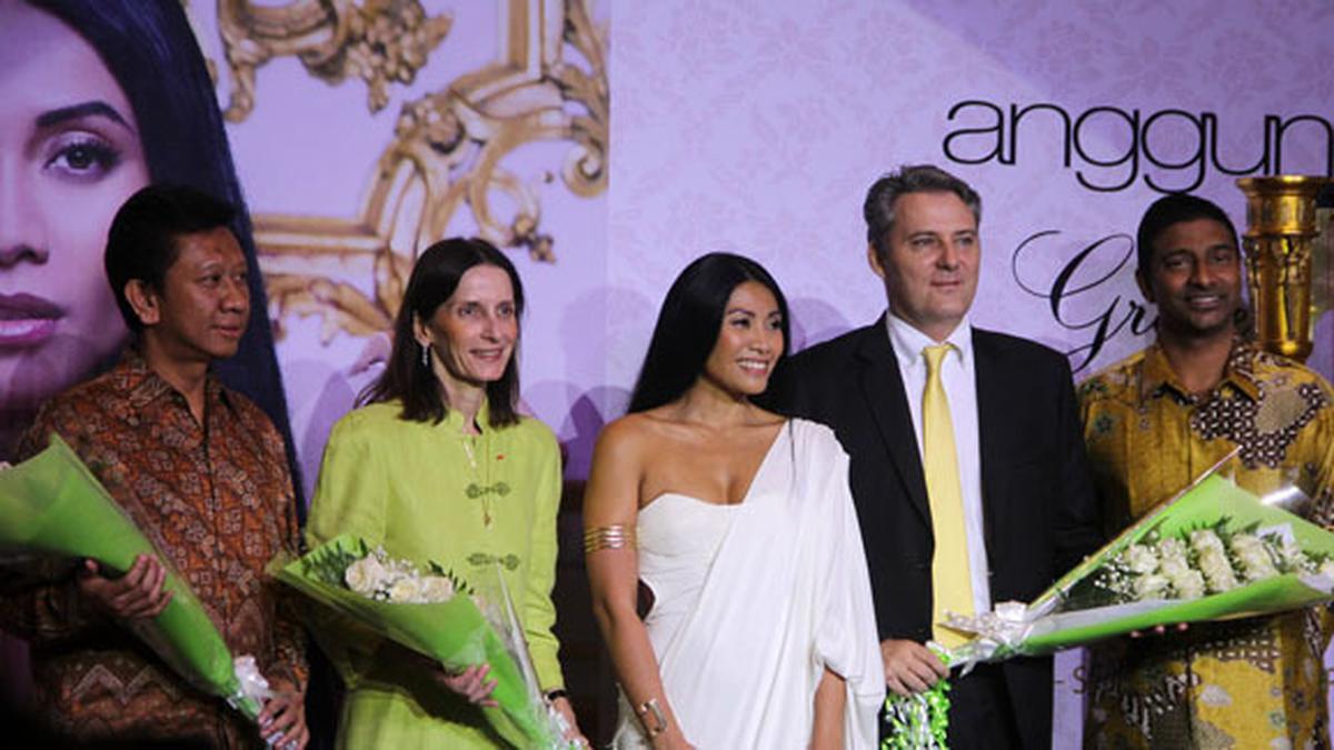 Anggun C Sasmi Meluncurkan Parfum Perdananya ‘Anggun Grace Eau de Parfum’