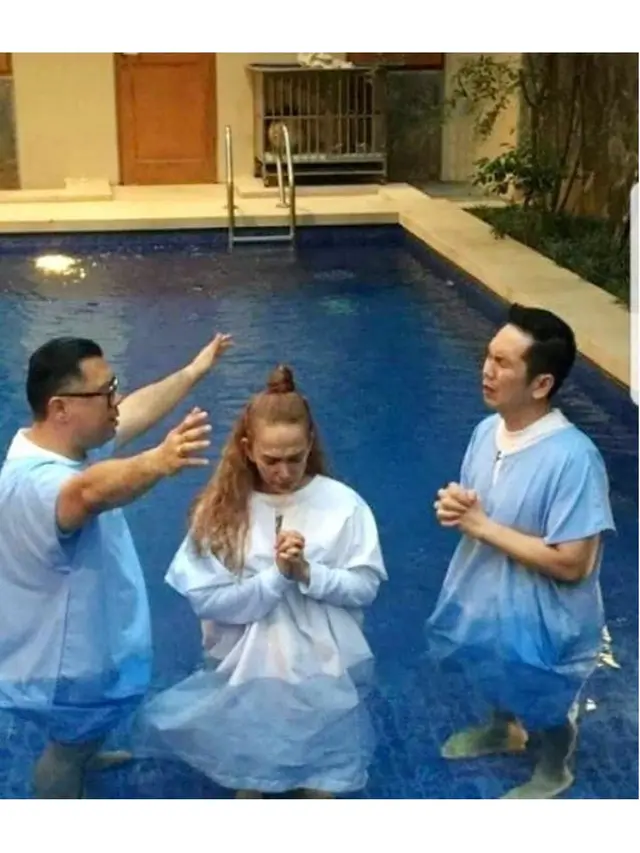 6 Artis Wanita Ini Jalani Baptis di Usia Dewasa, Terbaru Angela Gilsha - Hot Liputan6.com