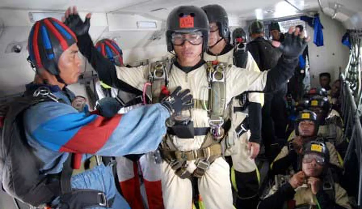 Seorang pelatih memeriksa siswa Pendidikan Terjun Bebas TNI AL Angkatan ...