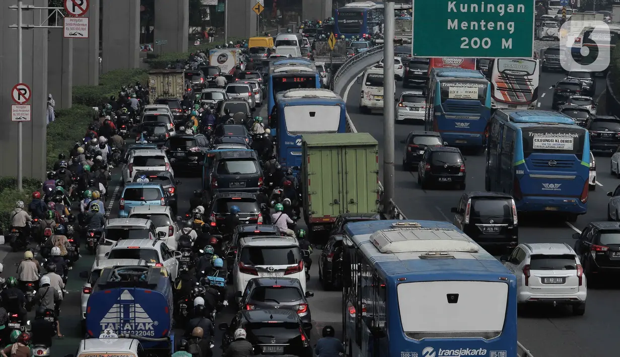 Liburan Lebaran Usai, Jalan-Jalan di Jakarta Kembali Dipenuhi Kendaraan ...