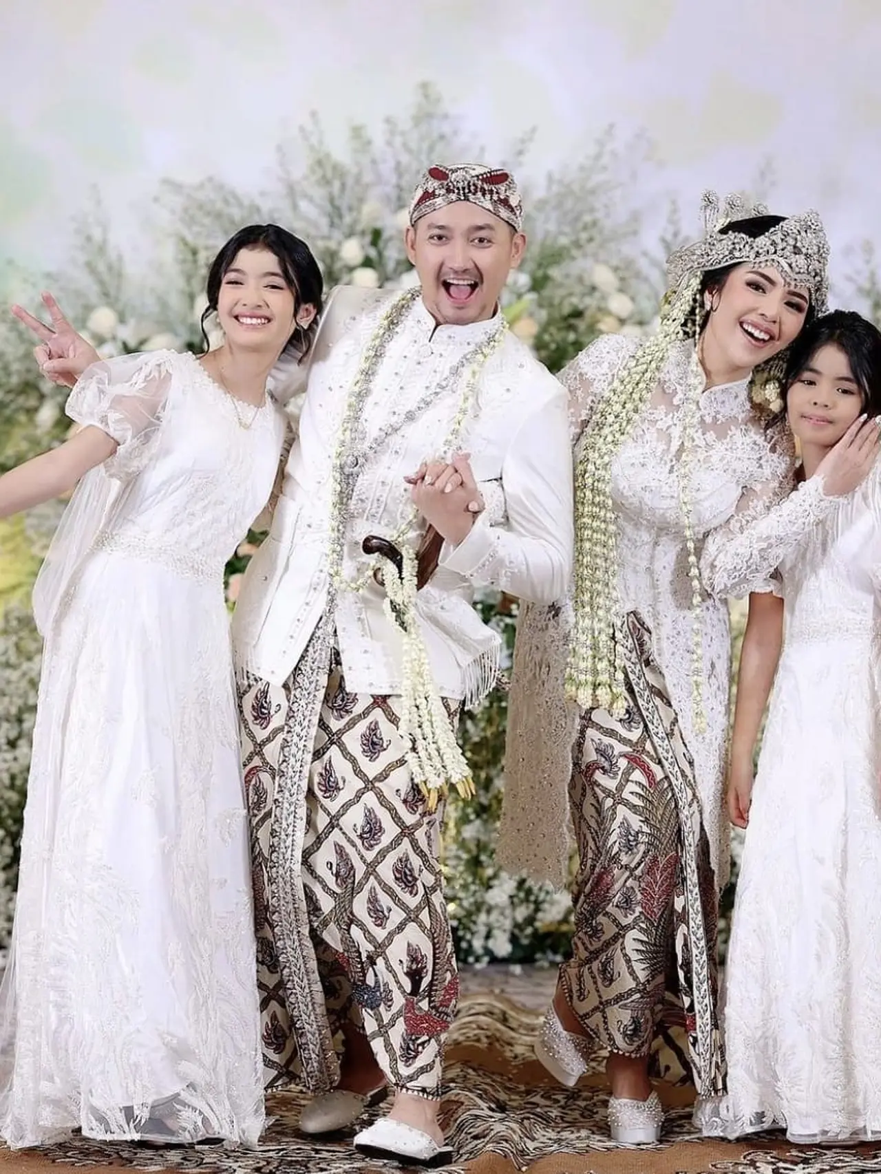 7 Potret Angga Wijaya dan Kedua Putri Sambungnya, Diajak Bulan Madu ...