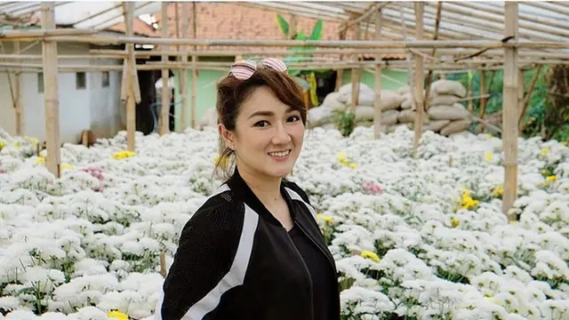 6 Potret Terbaru Melly Mono Eks Vokalis SHE, Awet Muda di Usia 36 Tahun ...