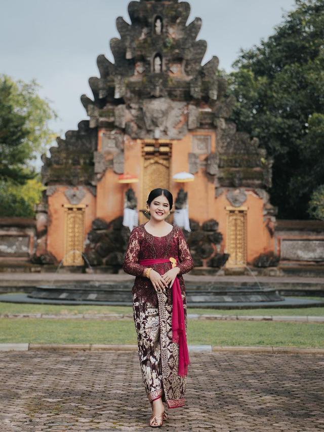 4 Potret Seleb dengan Kebaya Bali yang Cantik dan Menawan, Anya ...