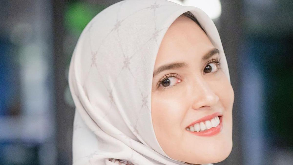 Punya Bentuk Wajah Oval, Intip Tutorial Hijab Ini - Fashion Fimela.com
