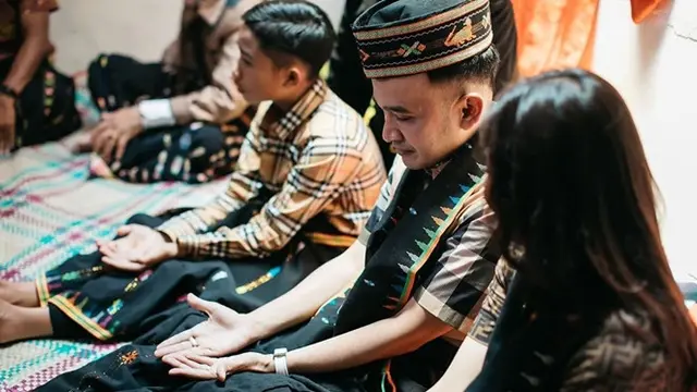 6 Momen Ruben dan Sarwendah Jalani Prosesi Adat NTT untuk Adopsi Betrand Peto - Hot Liputan6.com