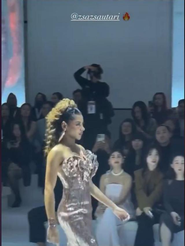 6 Potret Penampilan Zsa Zsa Utari Catwalk di JFW, Didukung Ikut Miss ...