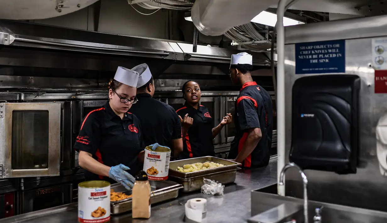 FOTO: Kehidupan di Kapal Harry S Truman yang Beroperasi Melawan ISIS di Suriah - Foto Liputan6.com